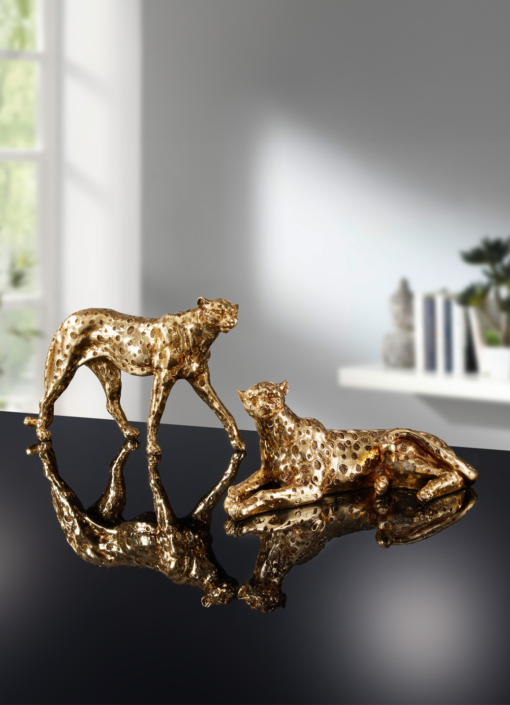 liegend - Figur Gepard aus hochwertigem Polyresin - GOLD